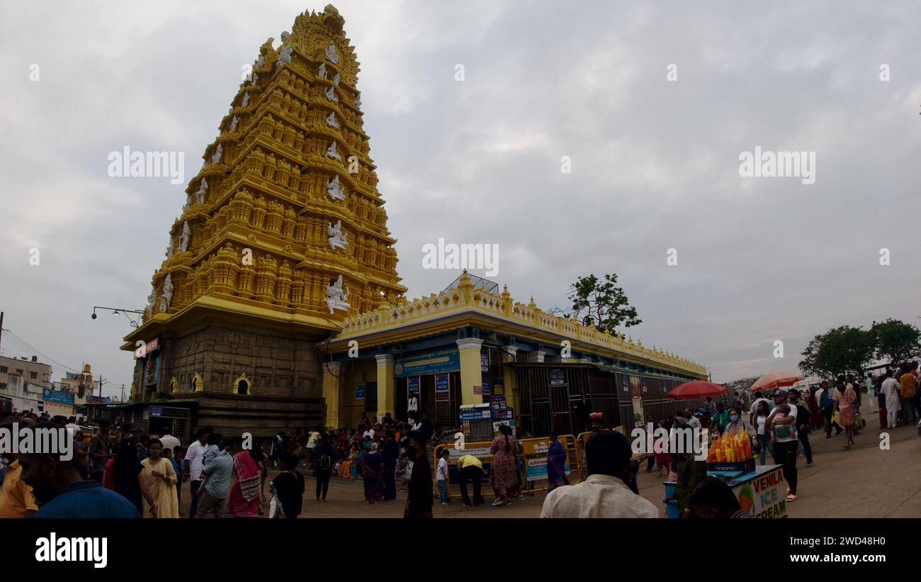 Diverse crowd gathering hi-res stock photography and images - Alamy