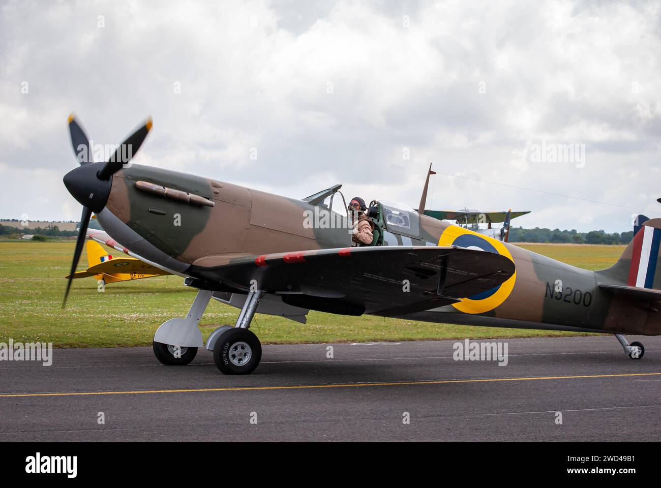Spitfire landing aviation fighter hi-res stock photography and images - Alamy