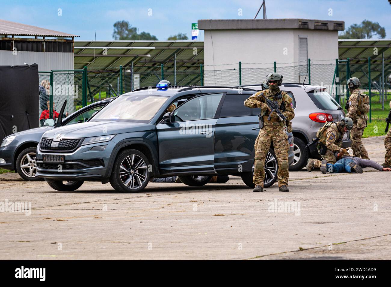 Swat special forces police from Czech and Slovakian border force arrest ...