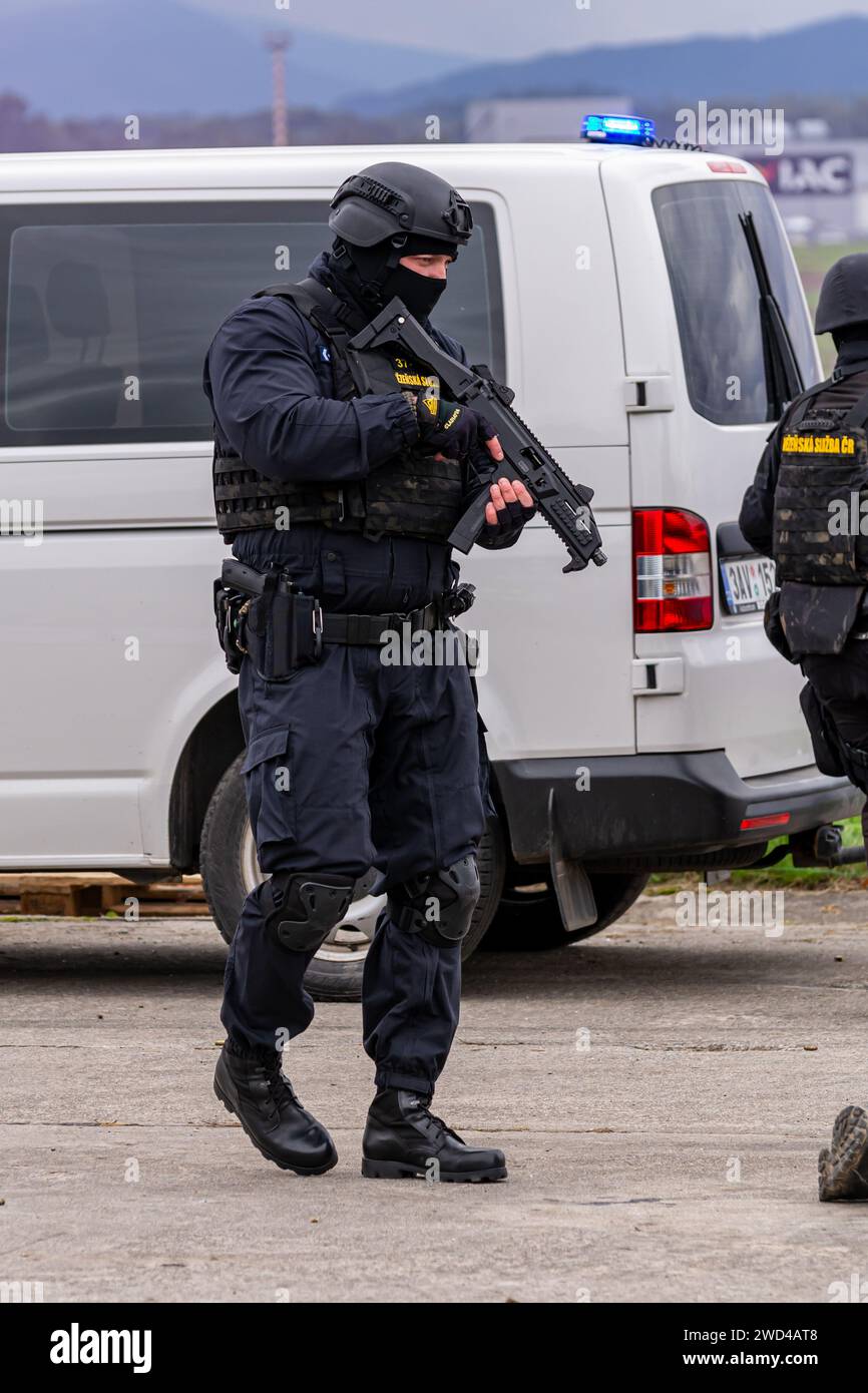 Swat team hi-res stock photography and images - Alamy