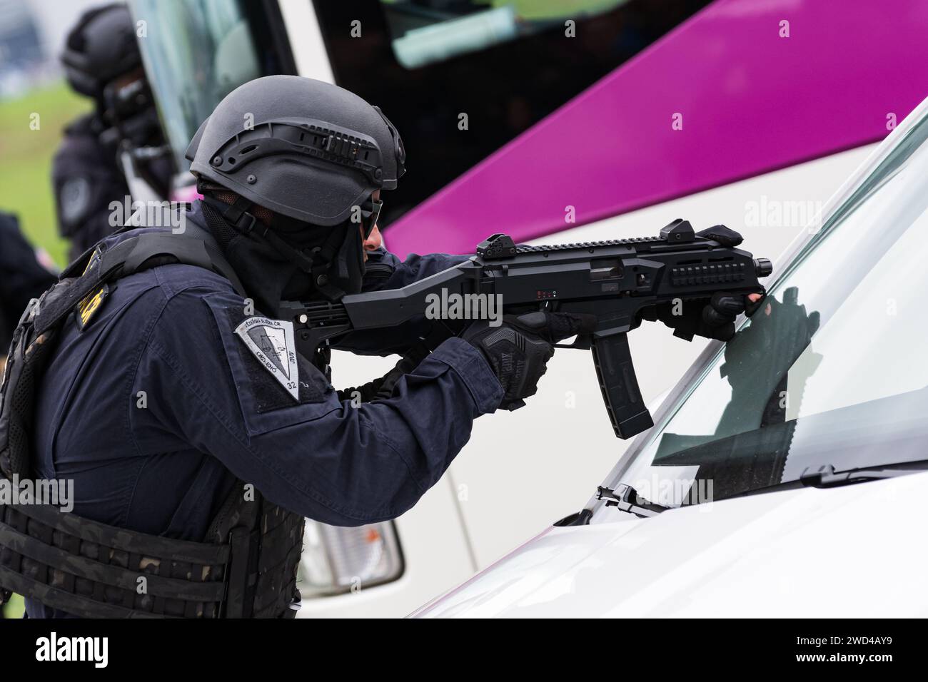 Swat team hi-res stock photography and images - Alamy