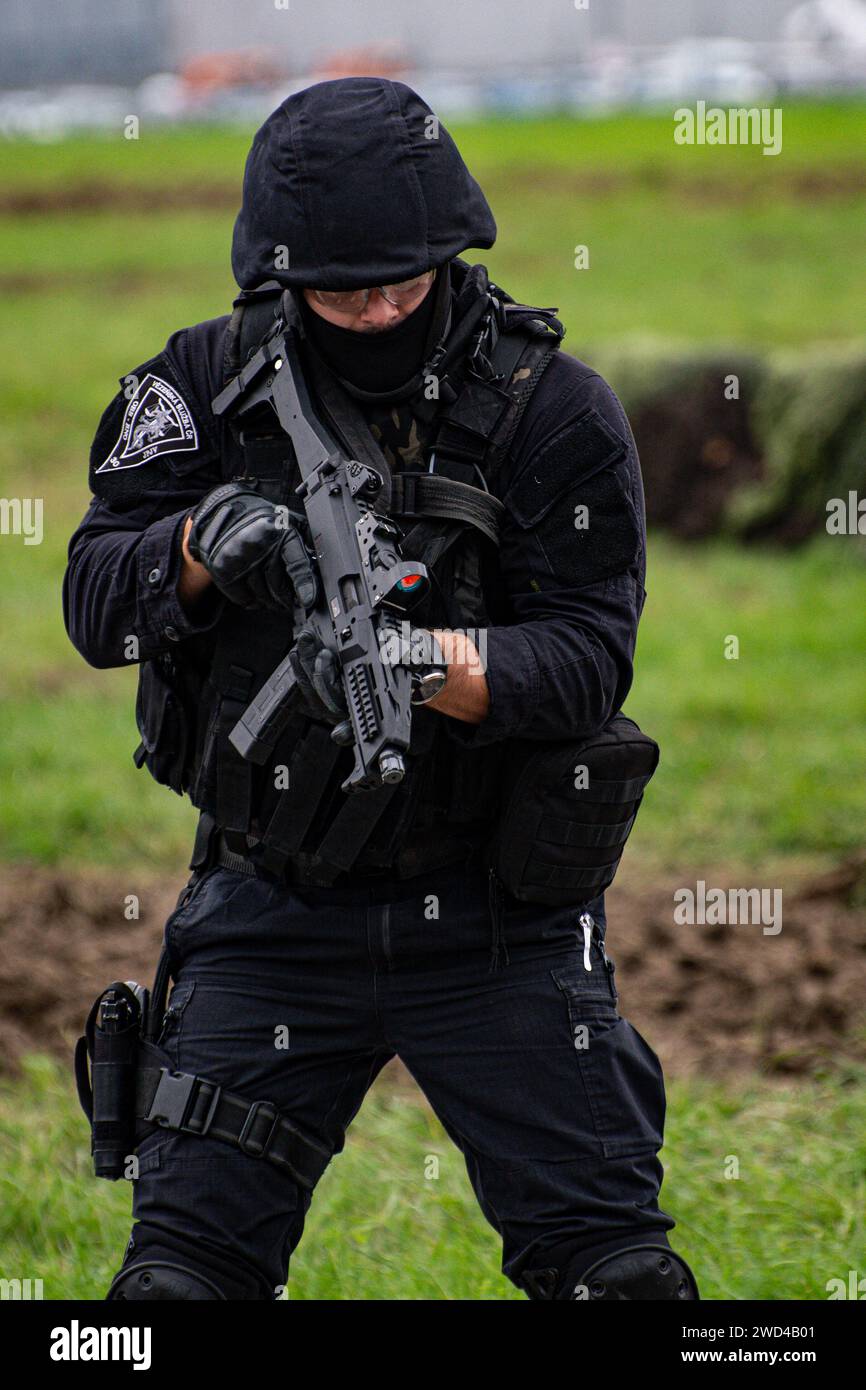 Special forces SWAT team shootout and arresting criminal terrorists ...