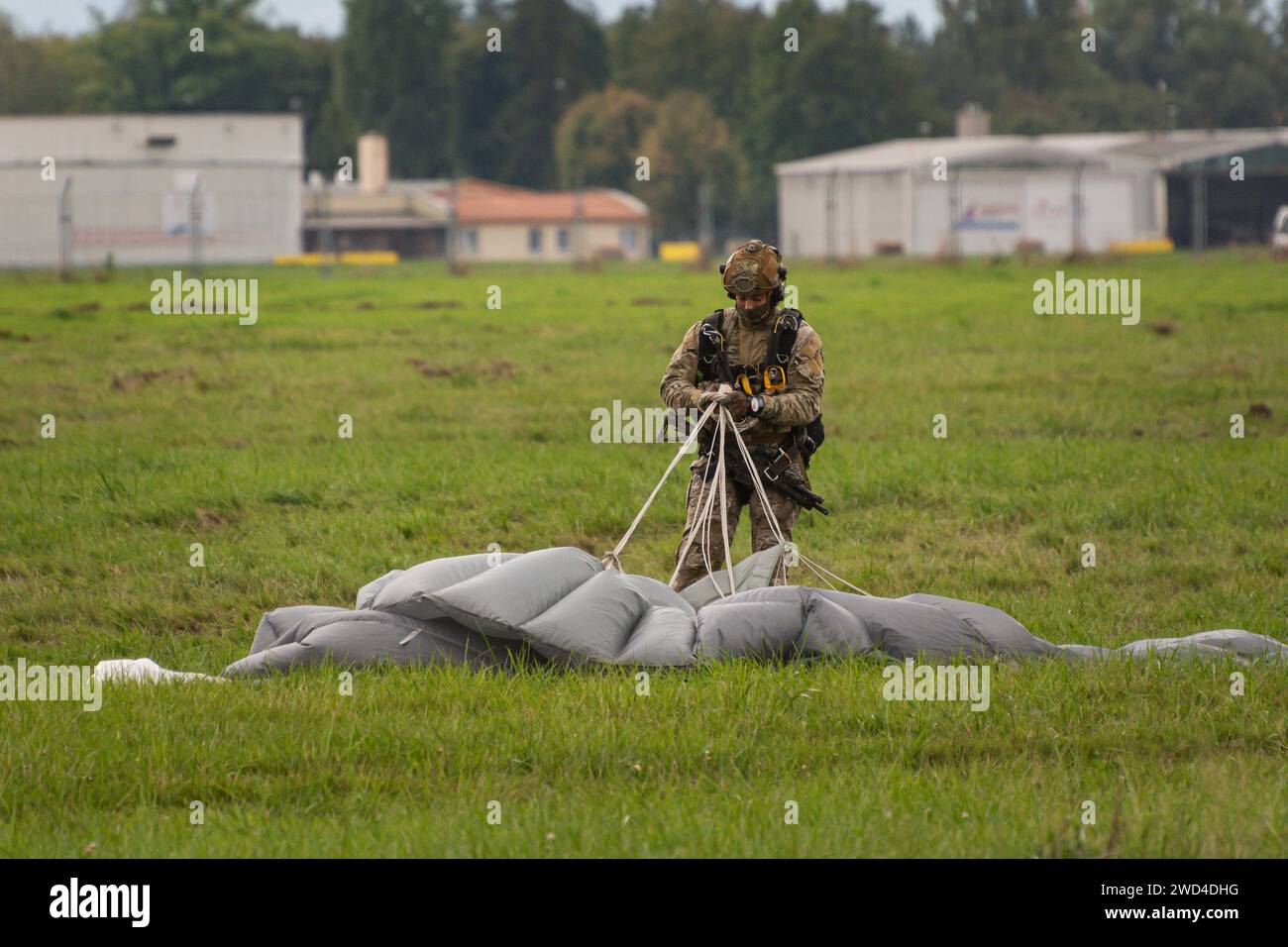 Polish special forces (JW AGAT) paratroopers landing with parachutes on ...