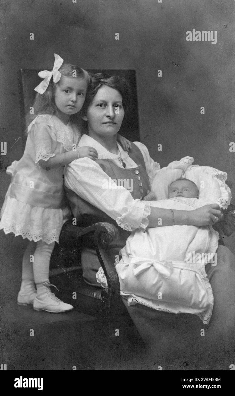 Sits baby Black and White Stock Photos & Images - Alamy