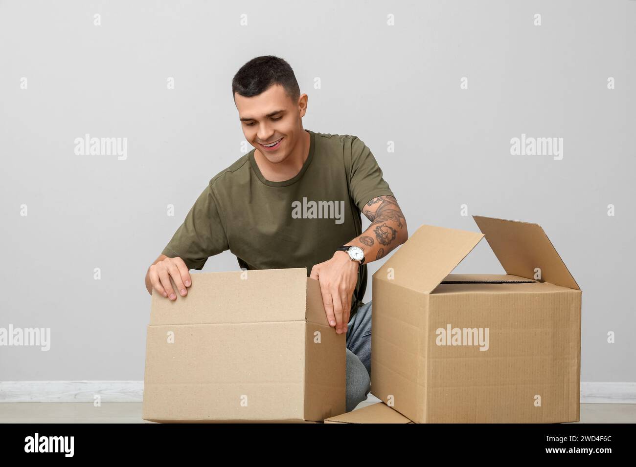 Unpacking packages hi-res stock photography and images - Alamy