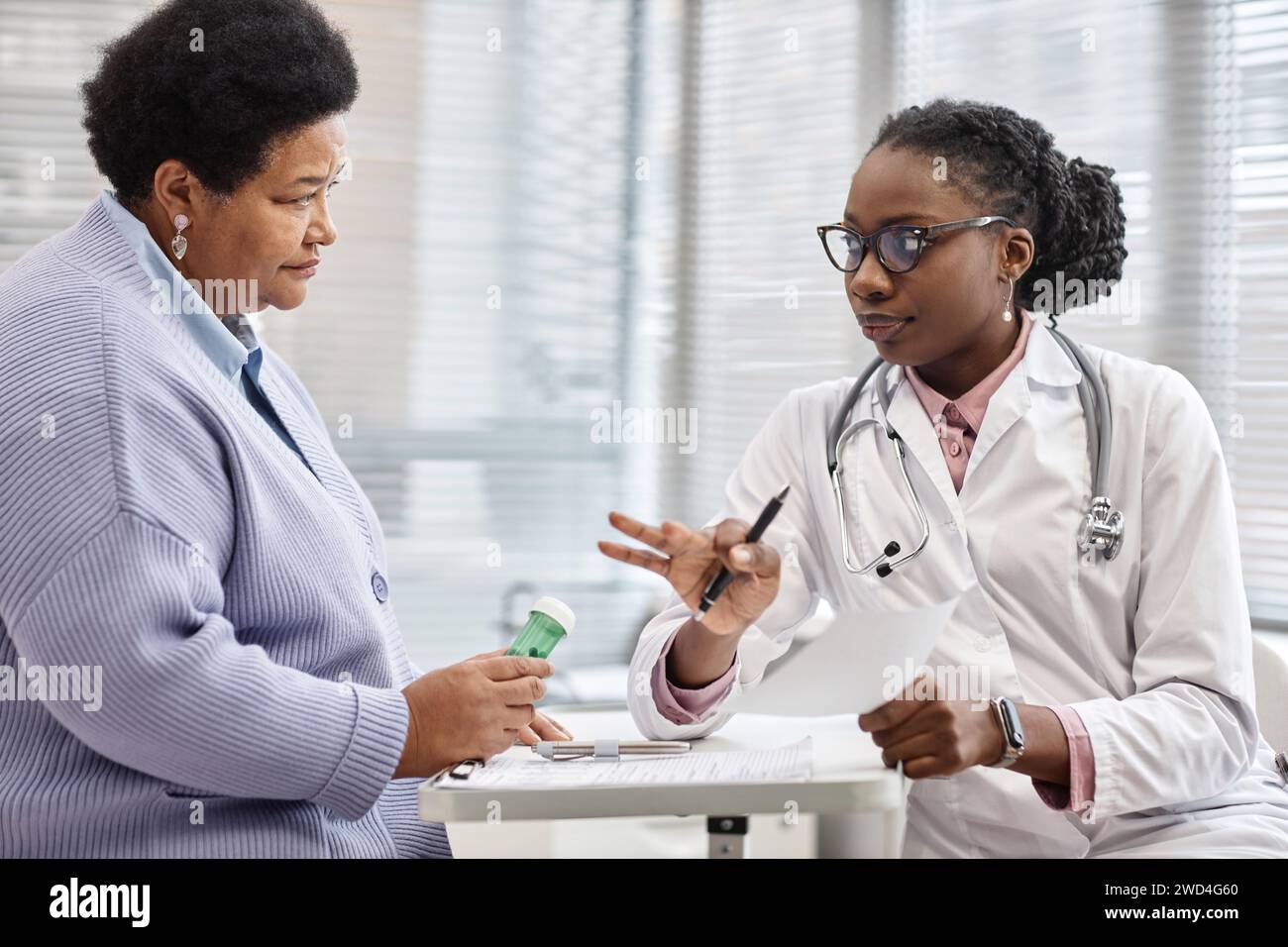Doctor patient medication explain hi-res stock photography and images ...