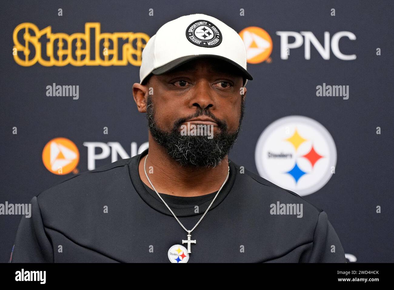Pittsburgh Steelers head coach Mike Tomlin holds his season ending ...