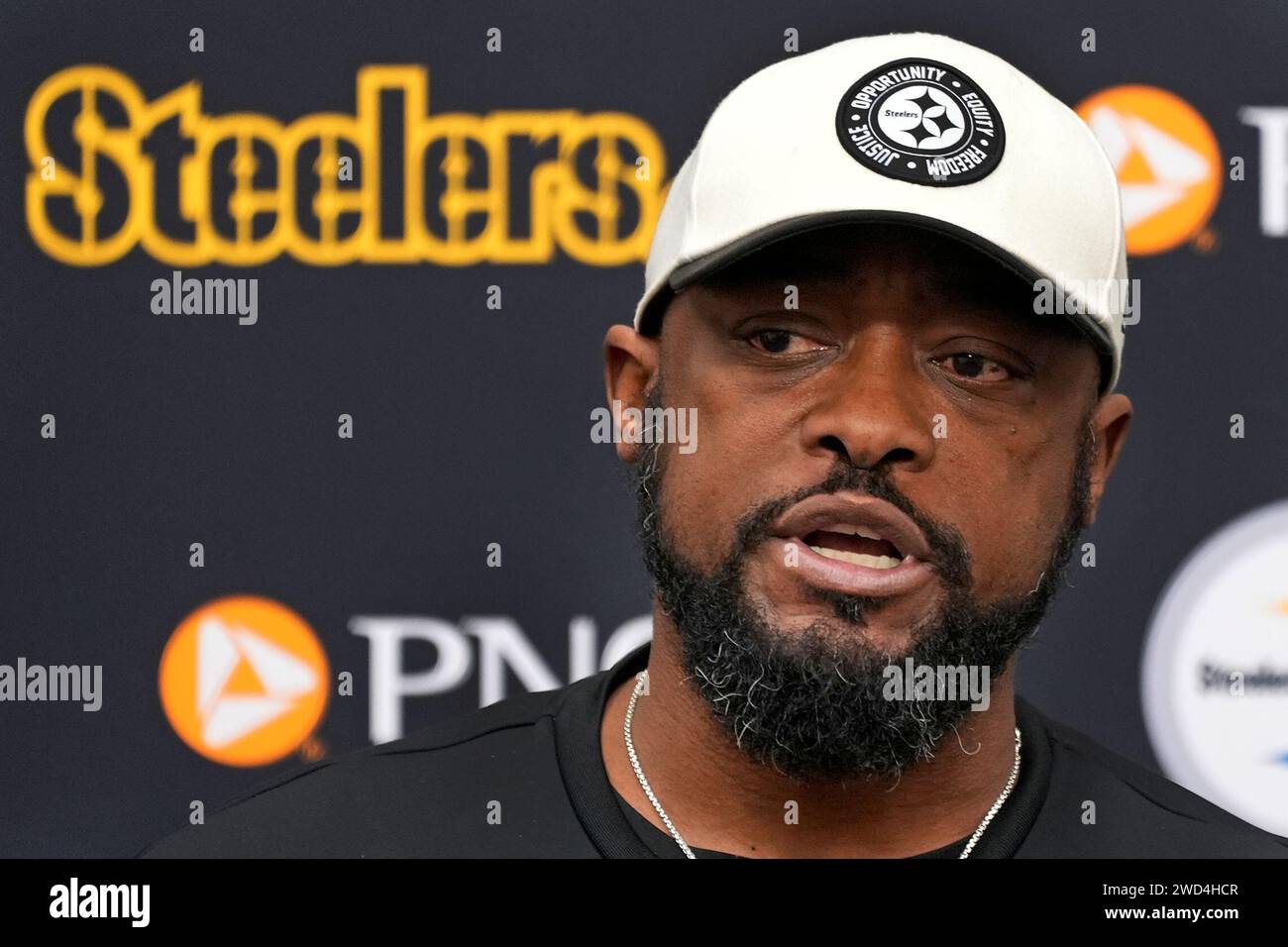 Pittsburgh Steelers head coach Mike Tomlin holds his season ending ...