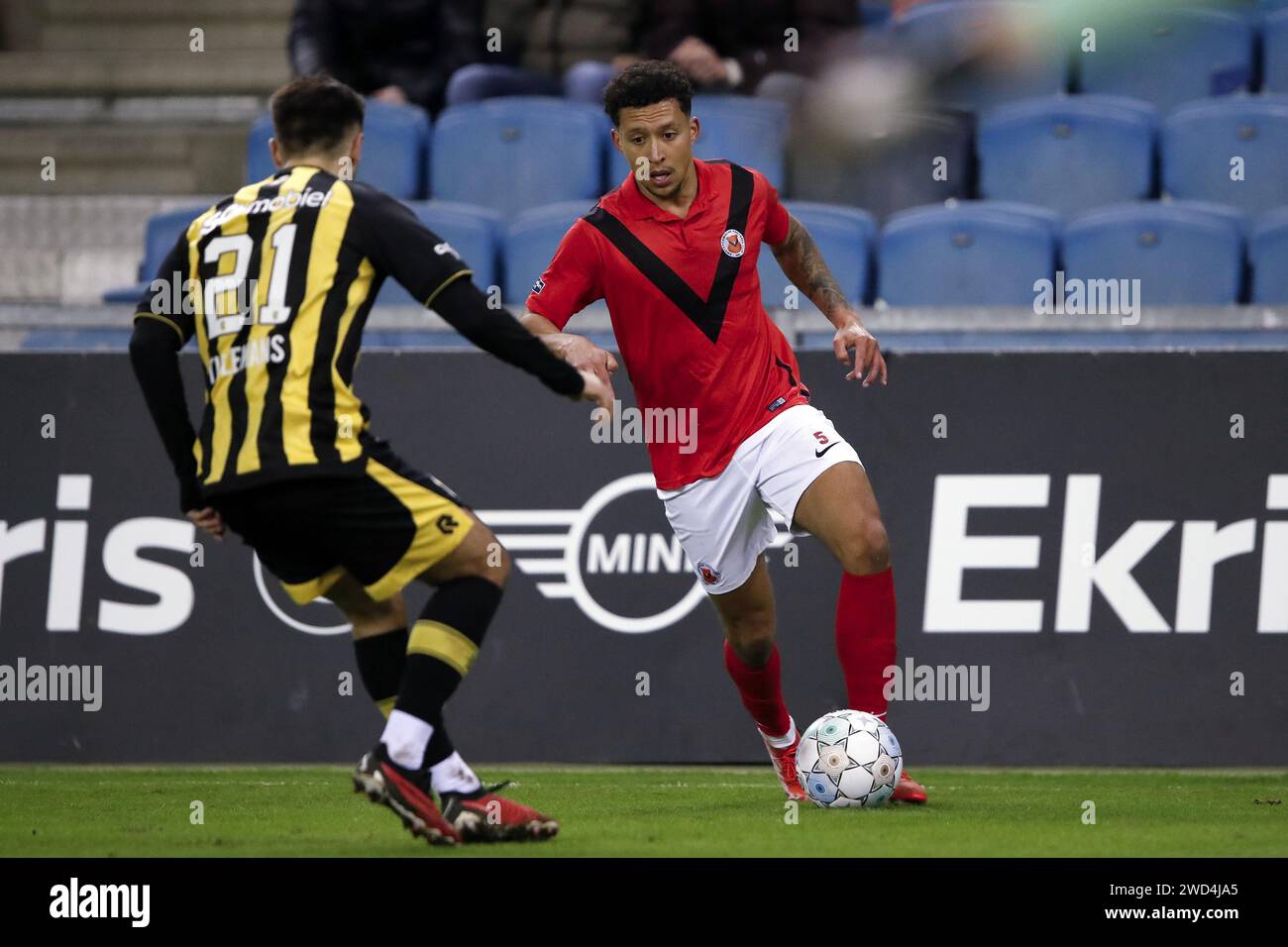 ARNHEM - (l-r) Mathijs Tielemans of Vitesse, Cody Claver of AFC ...