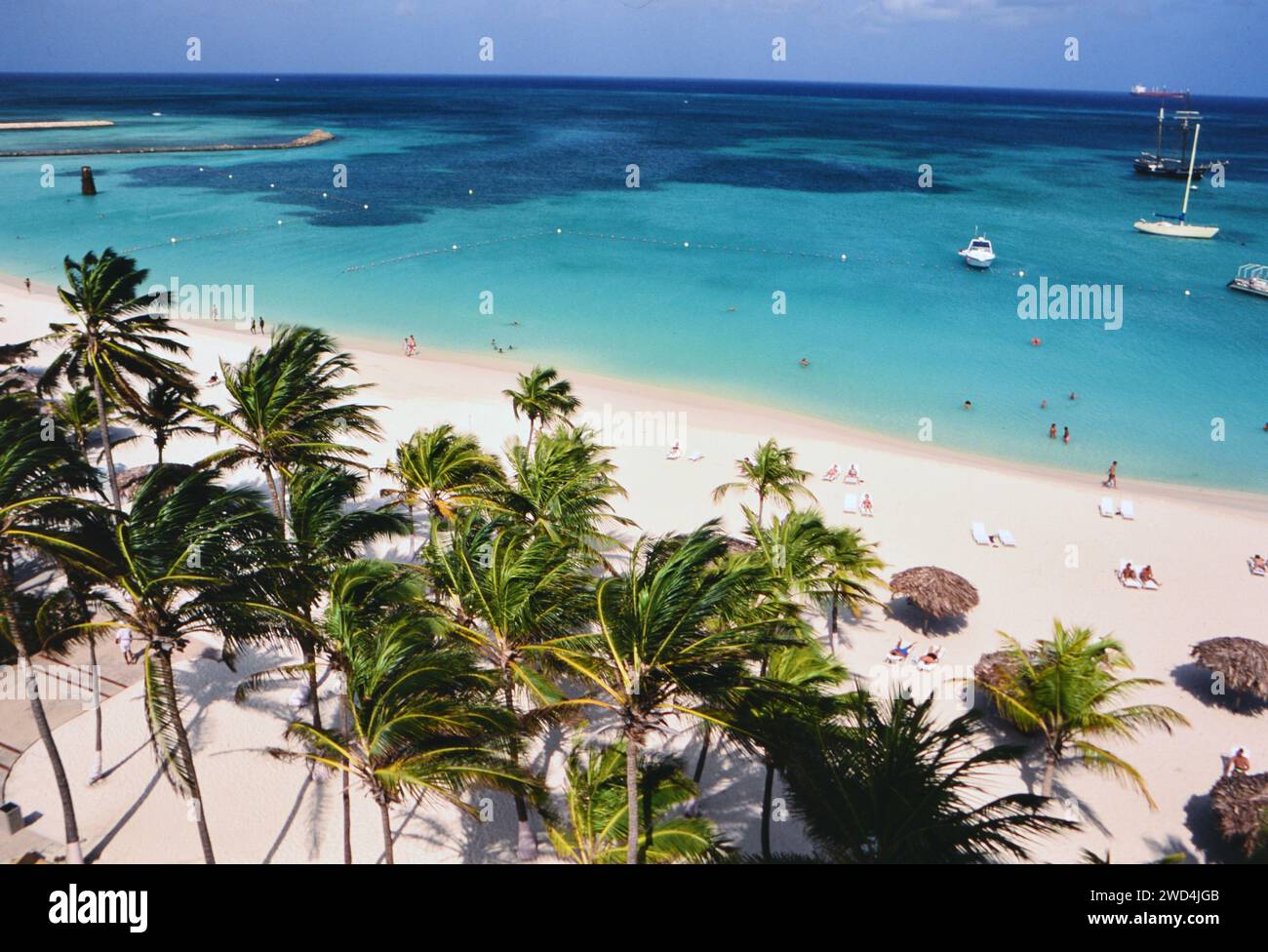 Popular Palm Beach in Aruba, offers perfect sand, water and non-rainy ...