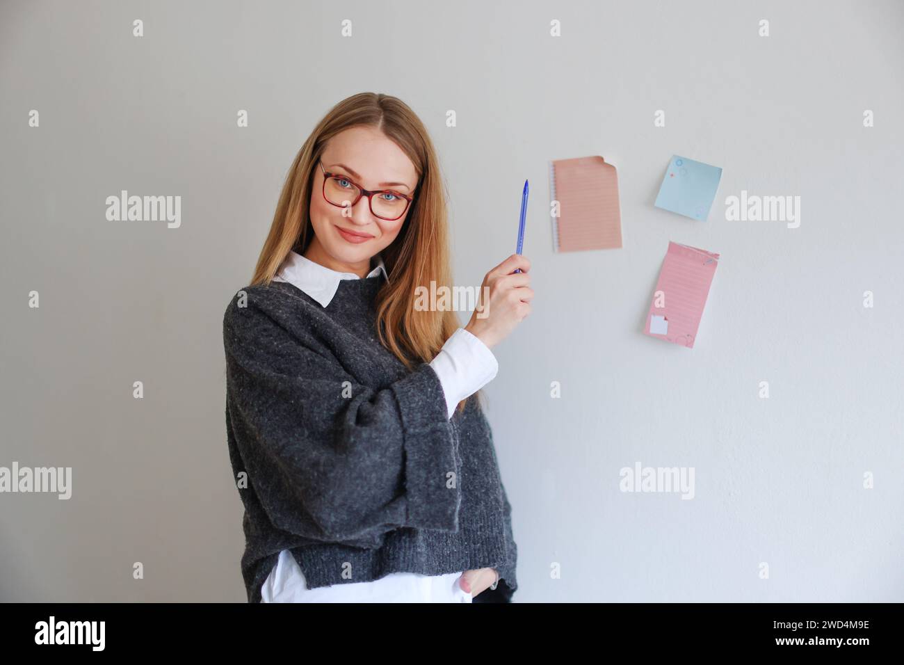 Office lady makes presentation hi-res stock photography and images - Alamy