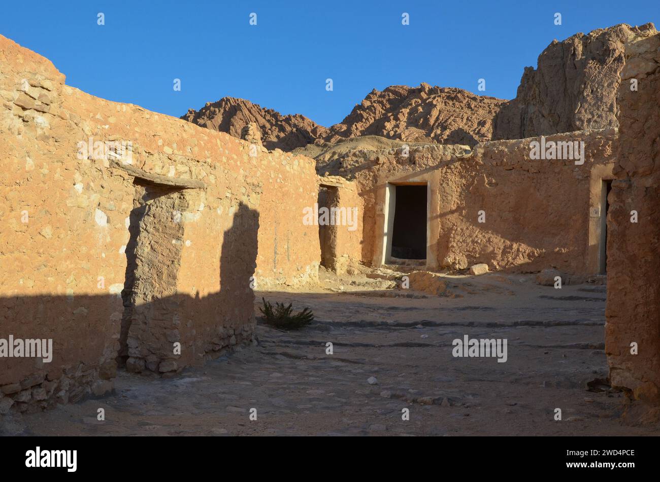 Oasis in the Sahara desert, ruined settlement, Chebika, Tunisia Stock ...