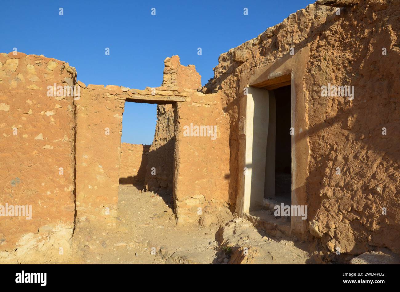 Oasis in the Sahara desert, ruined settlement, Chebika, Tunisia Stock ...