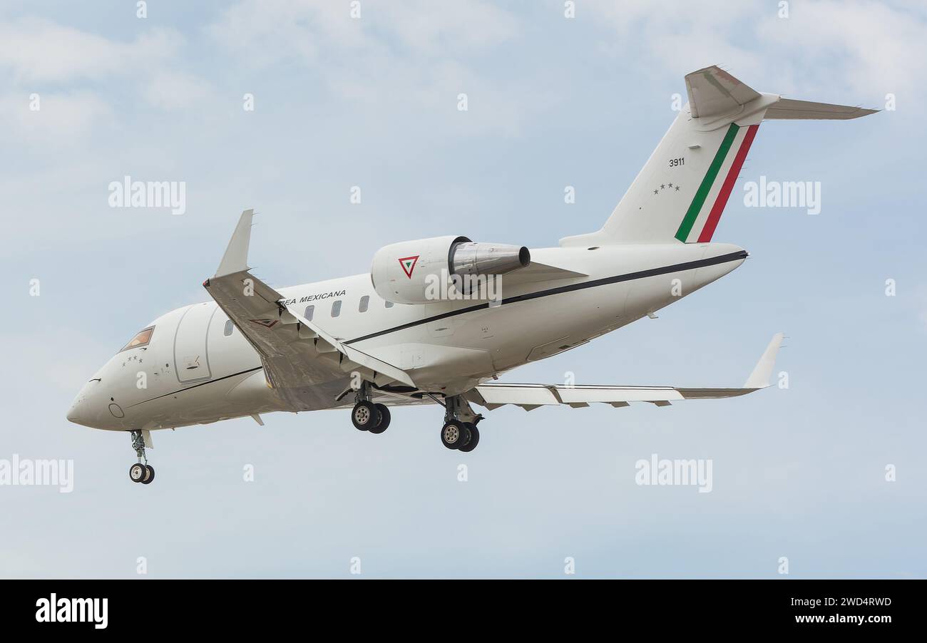 Large jetliner in flight with extended landing gear Stock Photo - Alamy