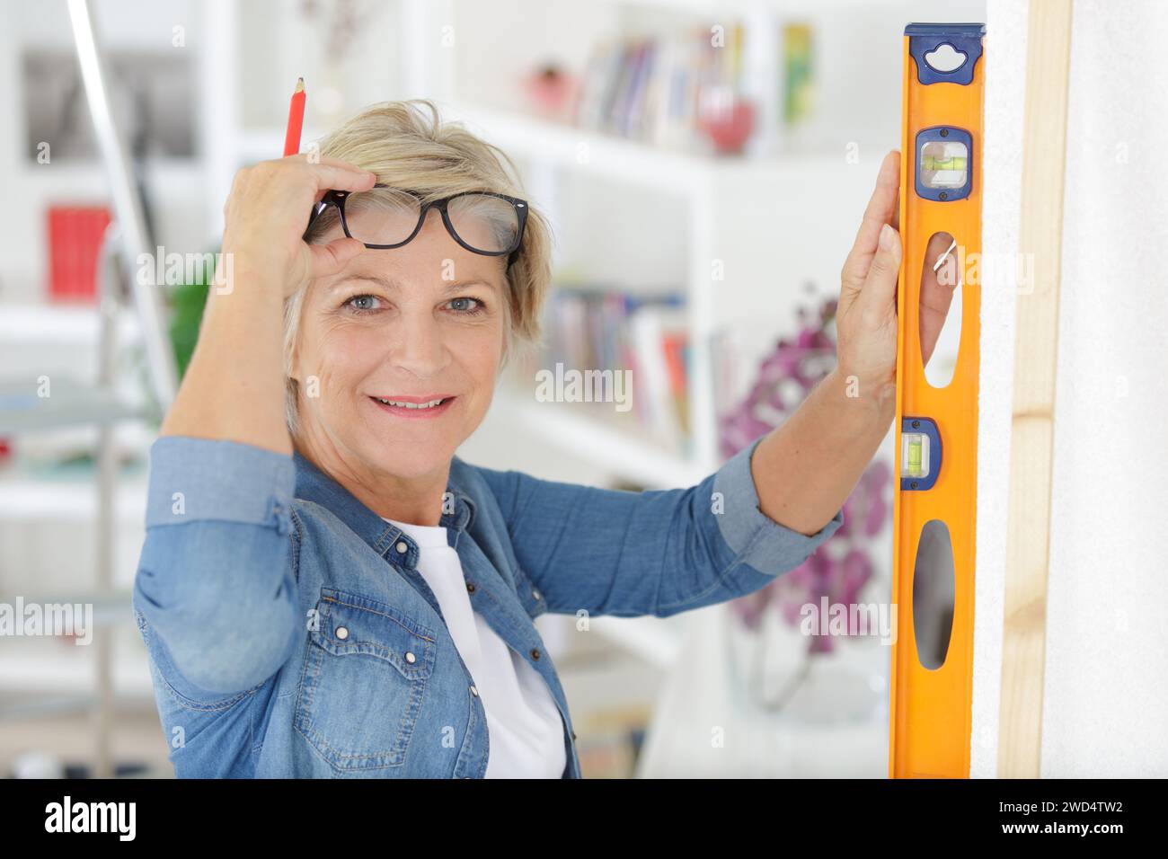 Woman using level hi-res stock photography and images - Alamy