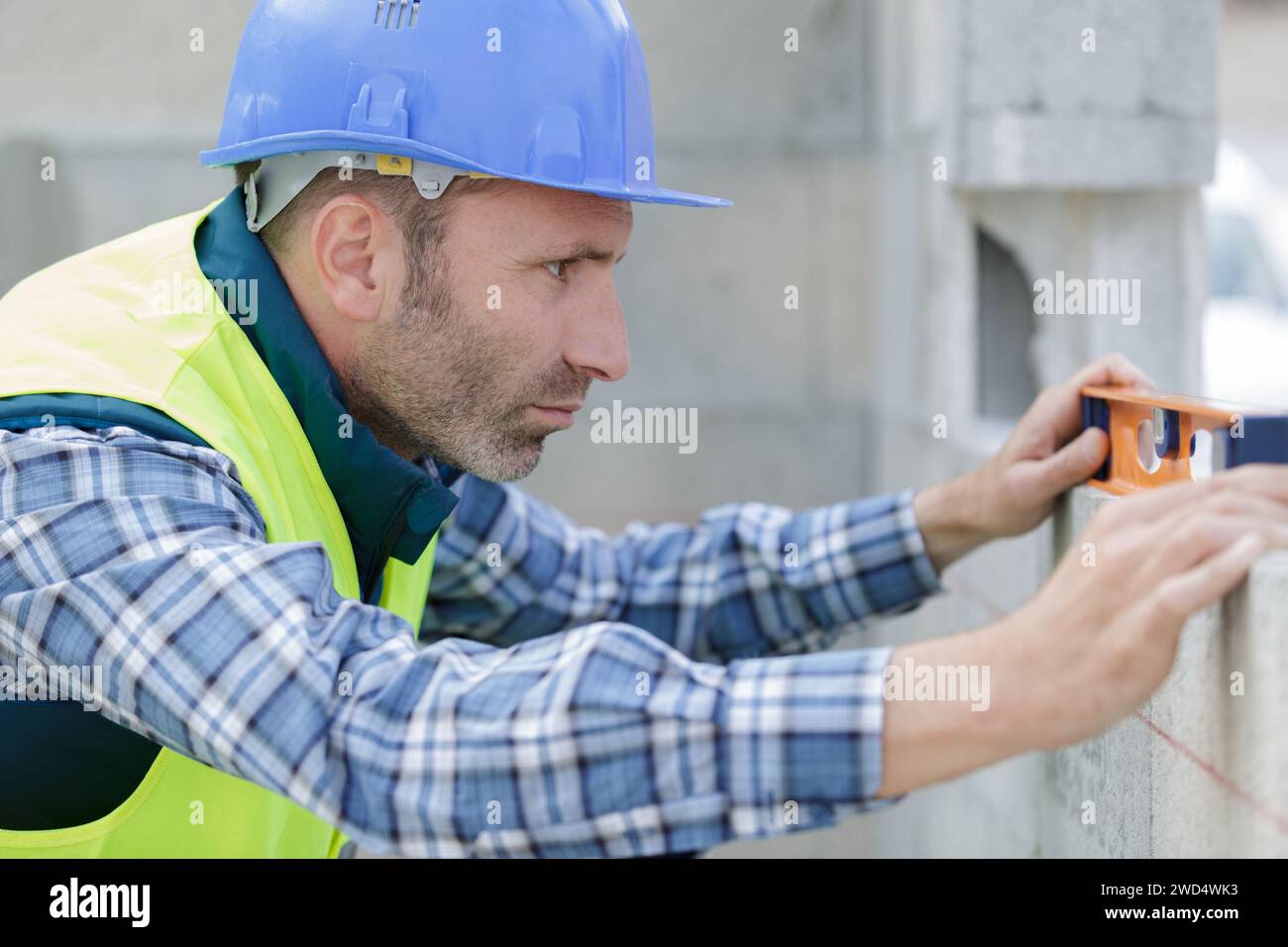 man measuring wall with construction level Stock Photo - Alamy