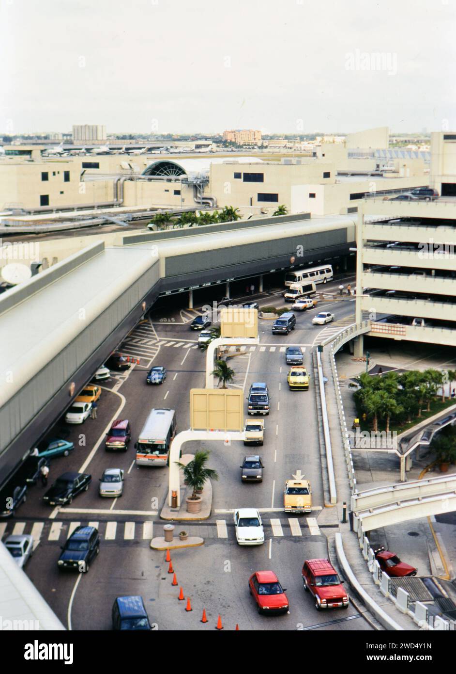 Miami International Airport: Automobile and bus traffic at a terminal ...