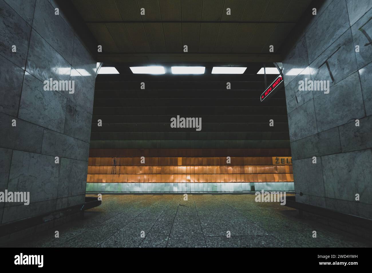 empty platform of modern metro station Stock Photo - Alamy