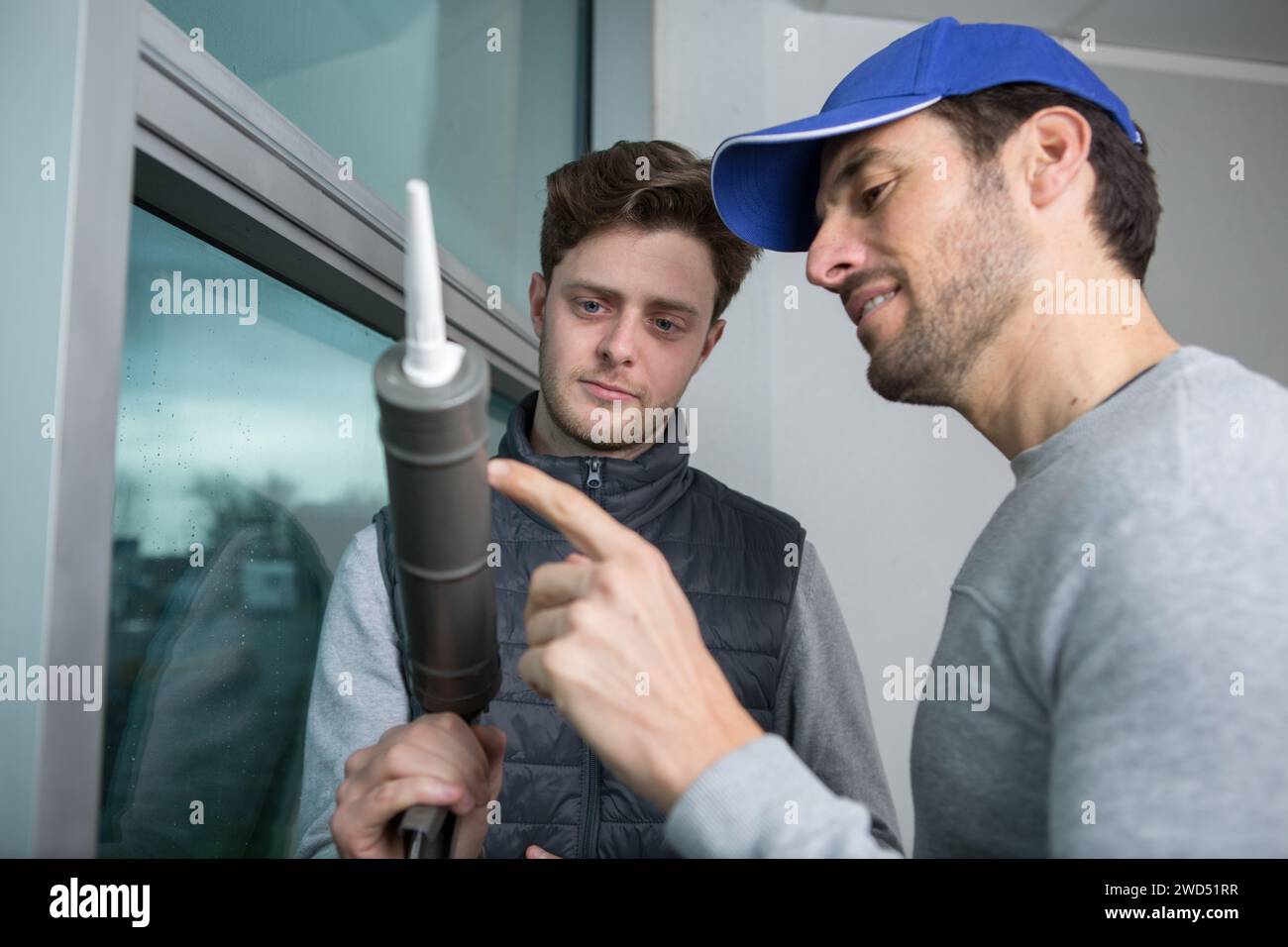 Handyman using caulking gun caulk hi-res stock photography and images ...