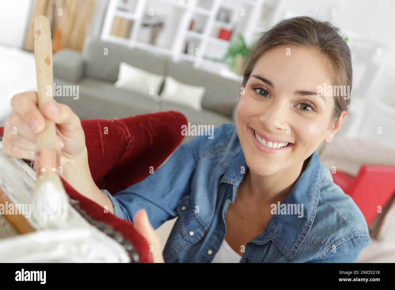 Artist colouring a picture hi-res stock photography and images - Alamy