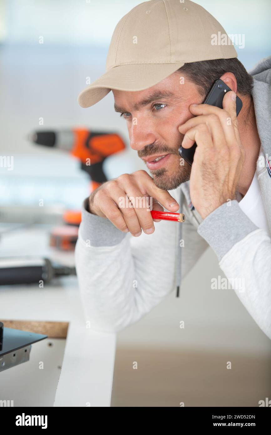 Mechanic receives hi-res stock photography and images - Alamy
