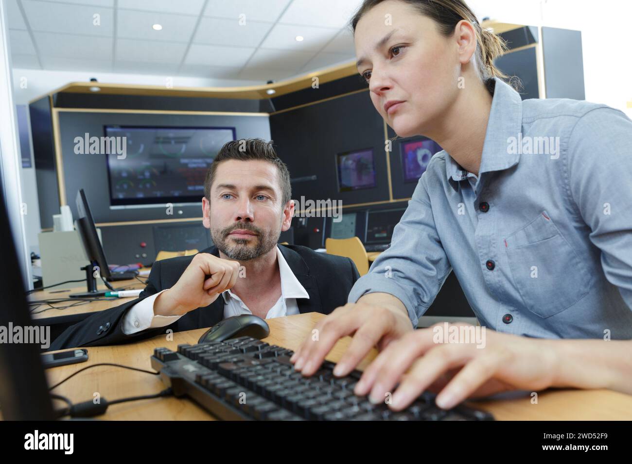 Female engineer in datacenter hi-res stock photography and images - Alamy