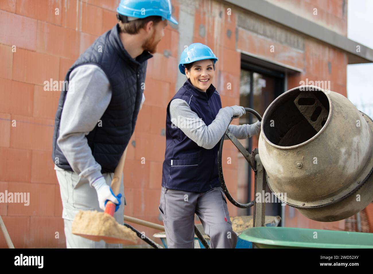 Portrait two smiling construction workers hi-res stock photography and ...