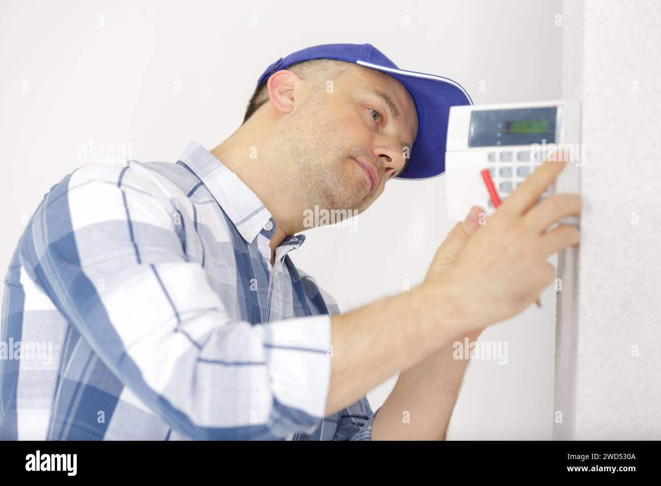 technician installing security system using screwdriver Stock Photo - Alamy technician installing security system using screwdriver Stock Photo - Alamy