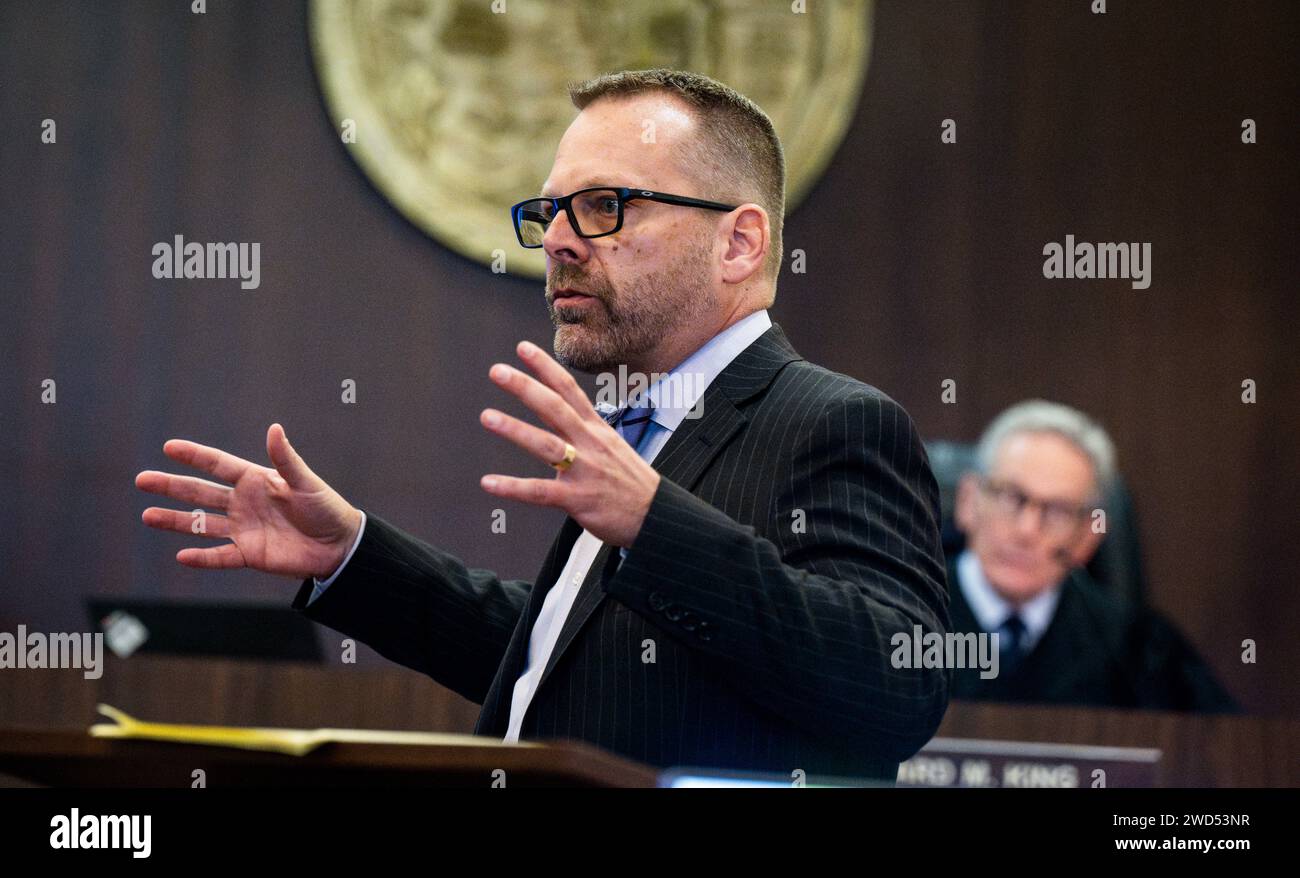 Defense attorney Randall Bethune gives his opening statement in Marcus ...