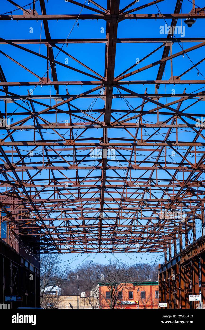 Steel roof trusses hi-res stock photography and images - Alamy