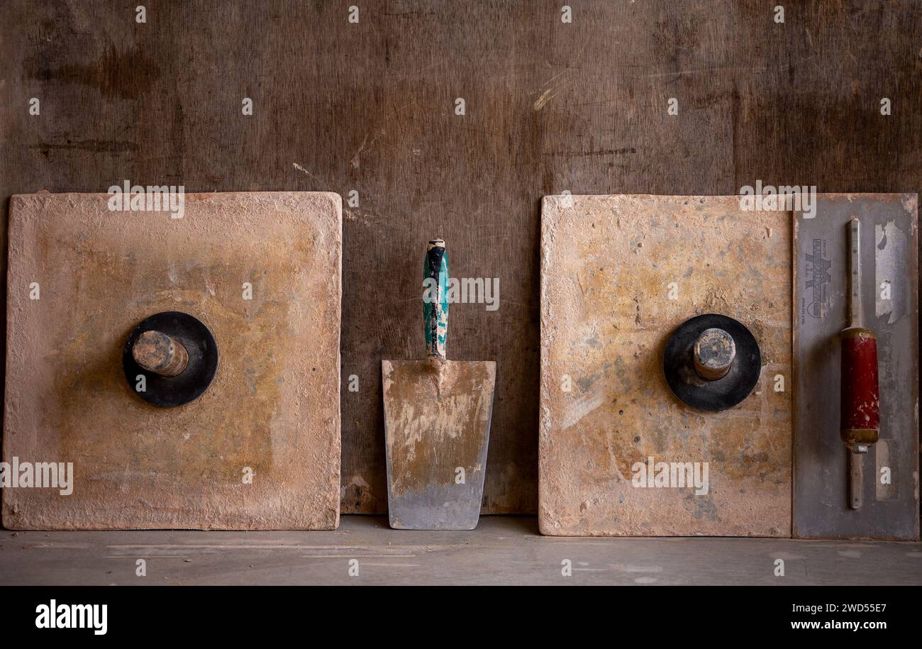Plasterers hawk and trowels ready for use Stock Photo - Alamy