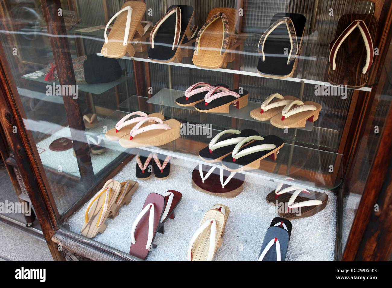 Traditional japanese store hi-res stock photography and images - Alamy