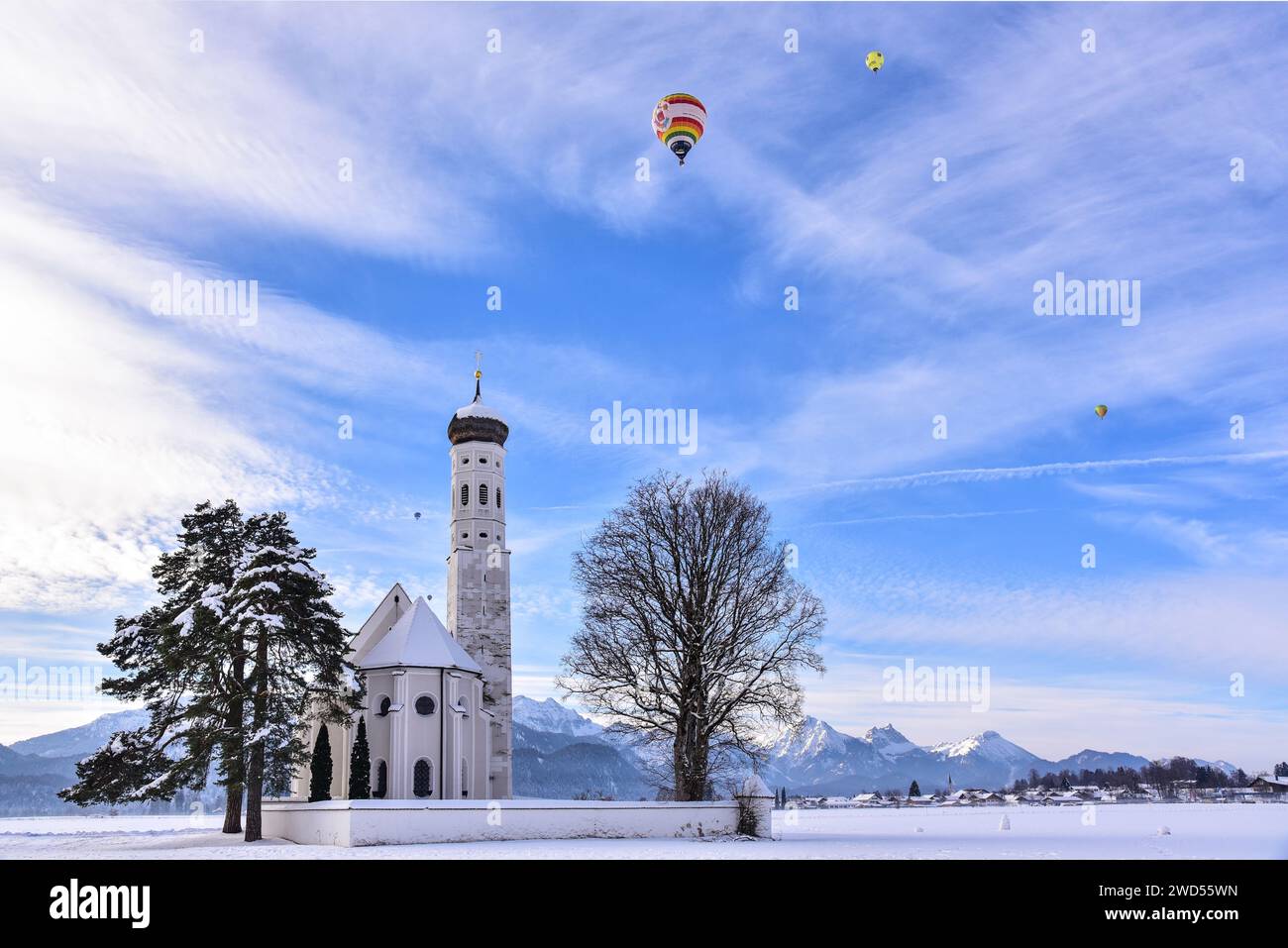 Hot air balloon over the Sankt Coloman pilgrimage church near Schwangau ...