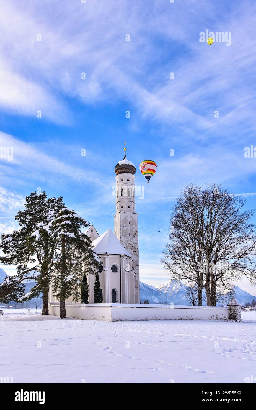 Hot air balloon over the Sankt Coloman pilgrimage church near Schwangau ...
