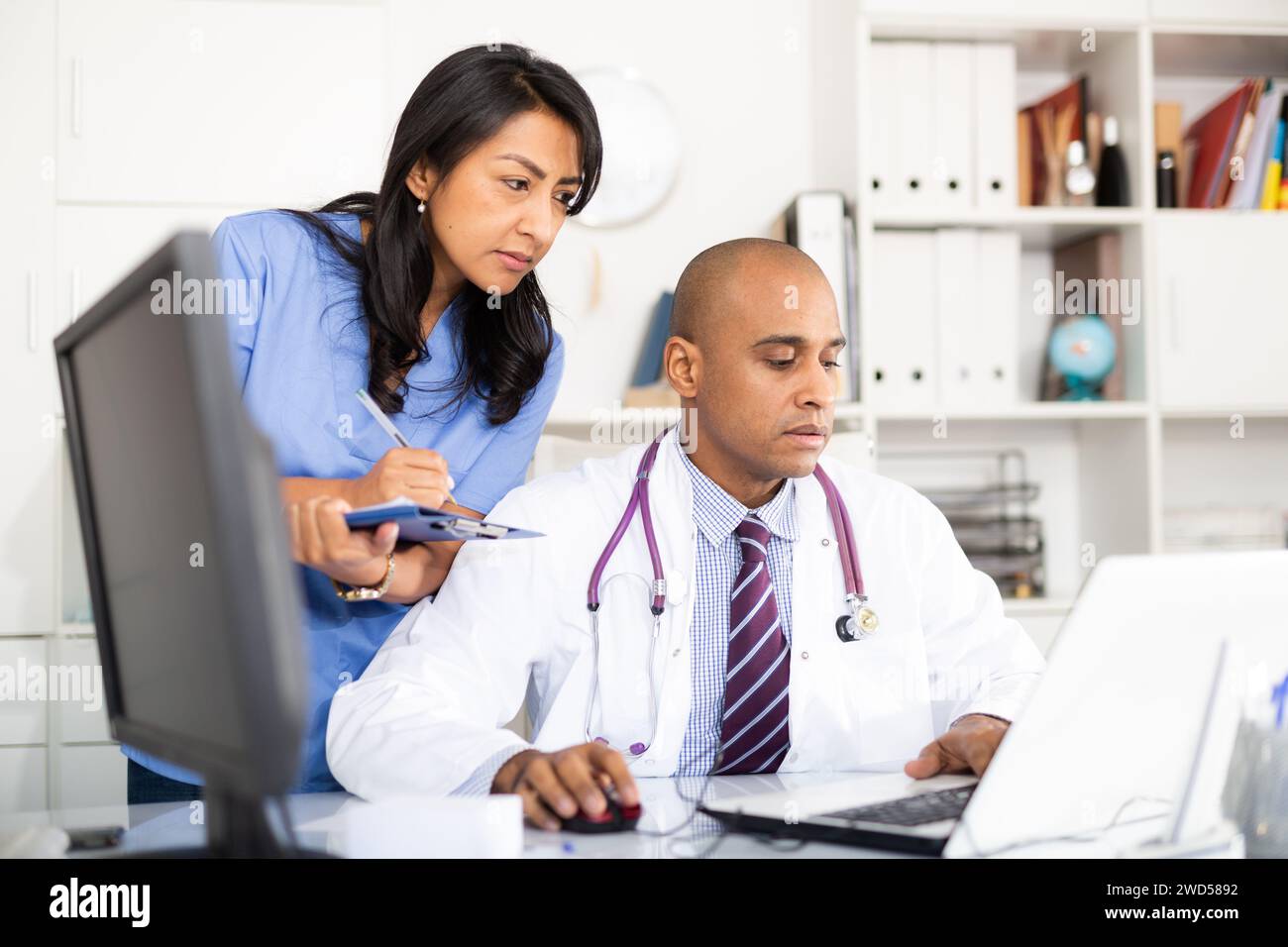 Bolivian woman computer hi-res stock photography and images - Alamy