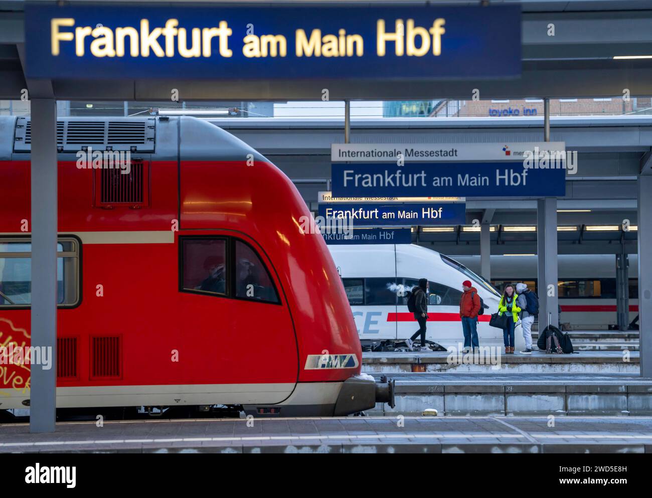 Hauptbahnhof Frankfurt am Main, Gleise, Bahnsteige, Züge, Hessen ...