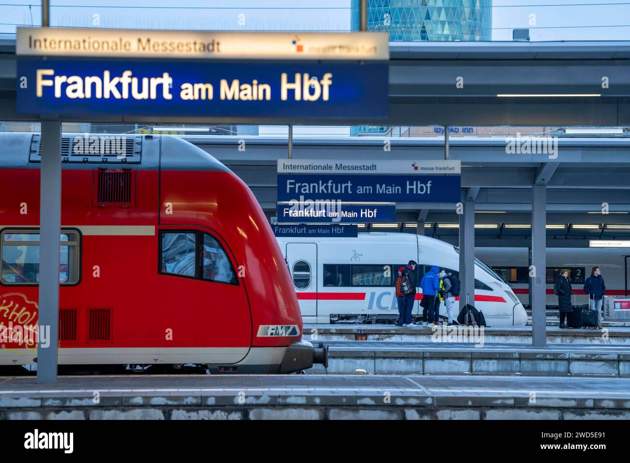 Hauptbahnhof Frankfurt am Main, Gleise, Bahnsteige, Züge, Hessen ...