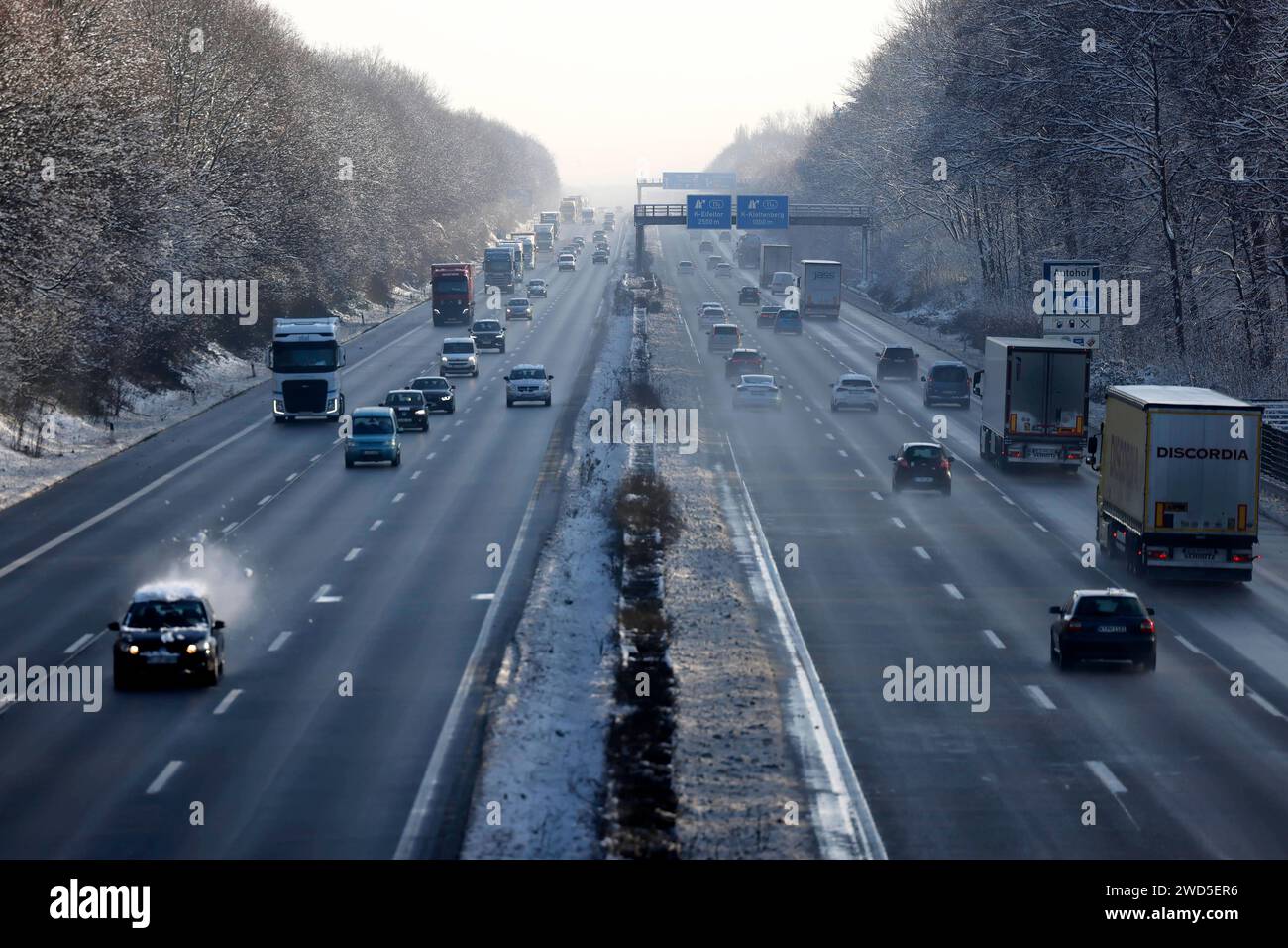 Autobahnen straßen mit verkehr hi-res stock photography and images - Alamy