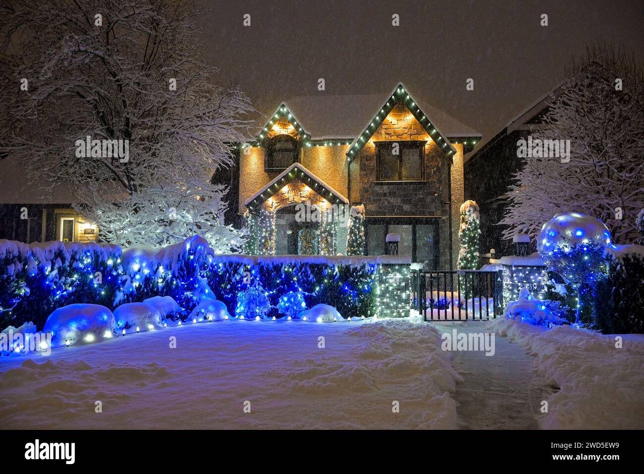 House christmas lights hi-res stock photography and images - Alamy
