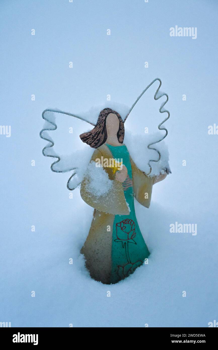 Angel figurine in snow Stock Photo - Alamy