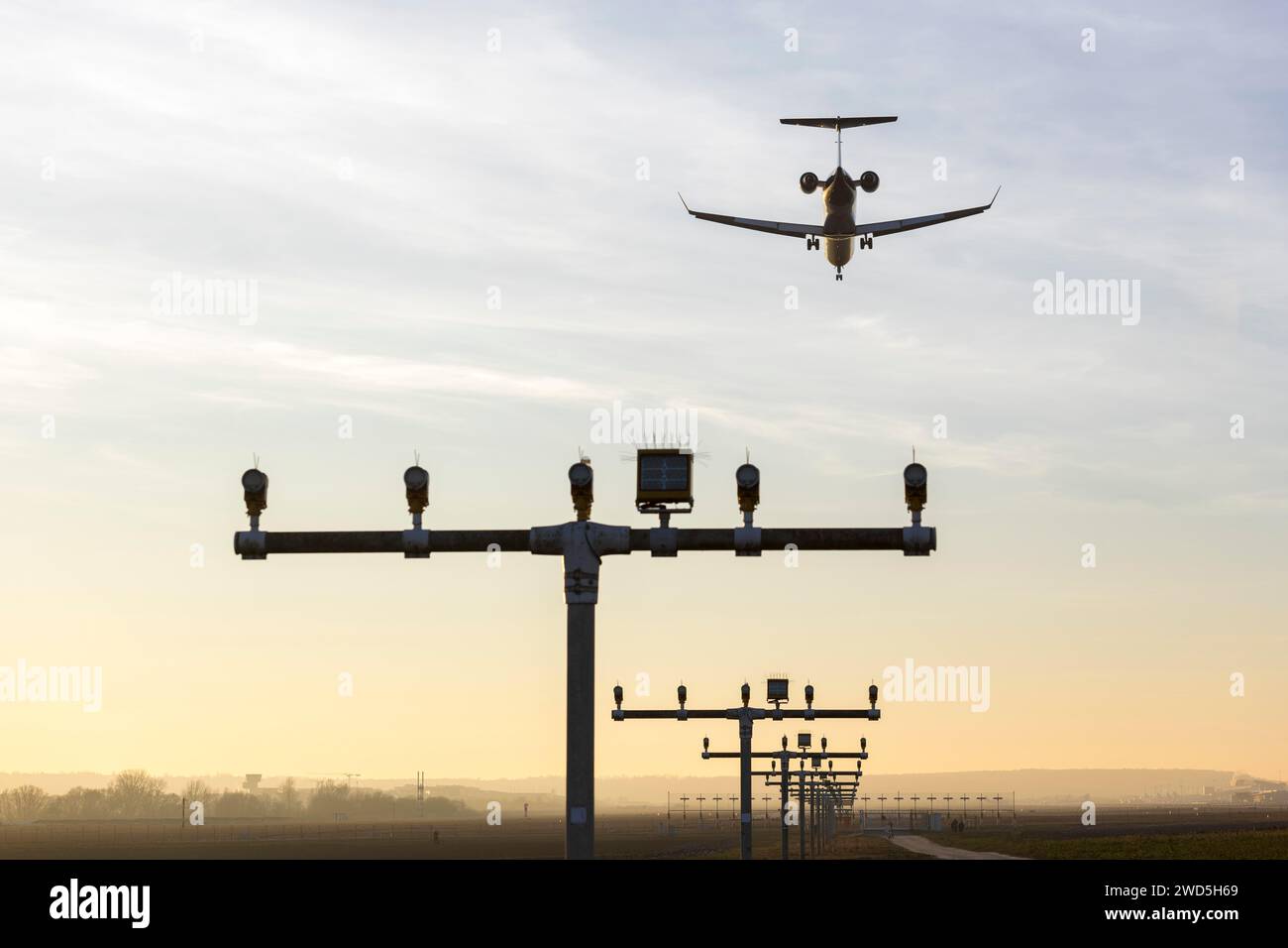 Runway approach lighting hi-res stock photography and images - Alamy