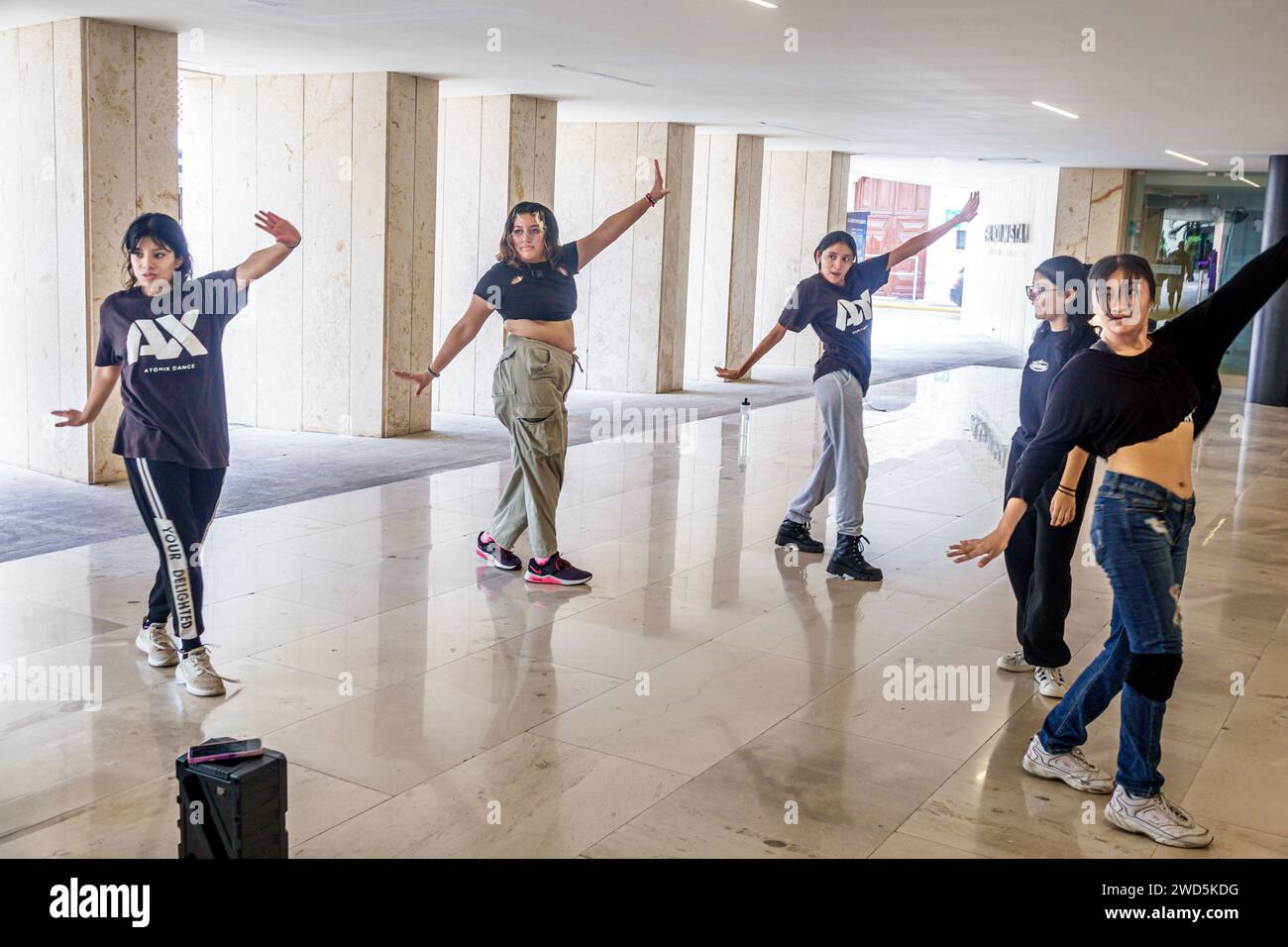 Womens dance group practice practicing hi-res stock photography and ...