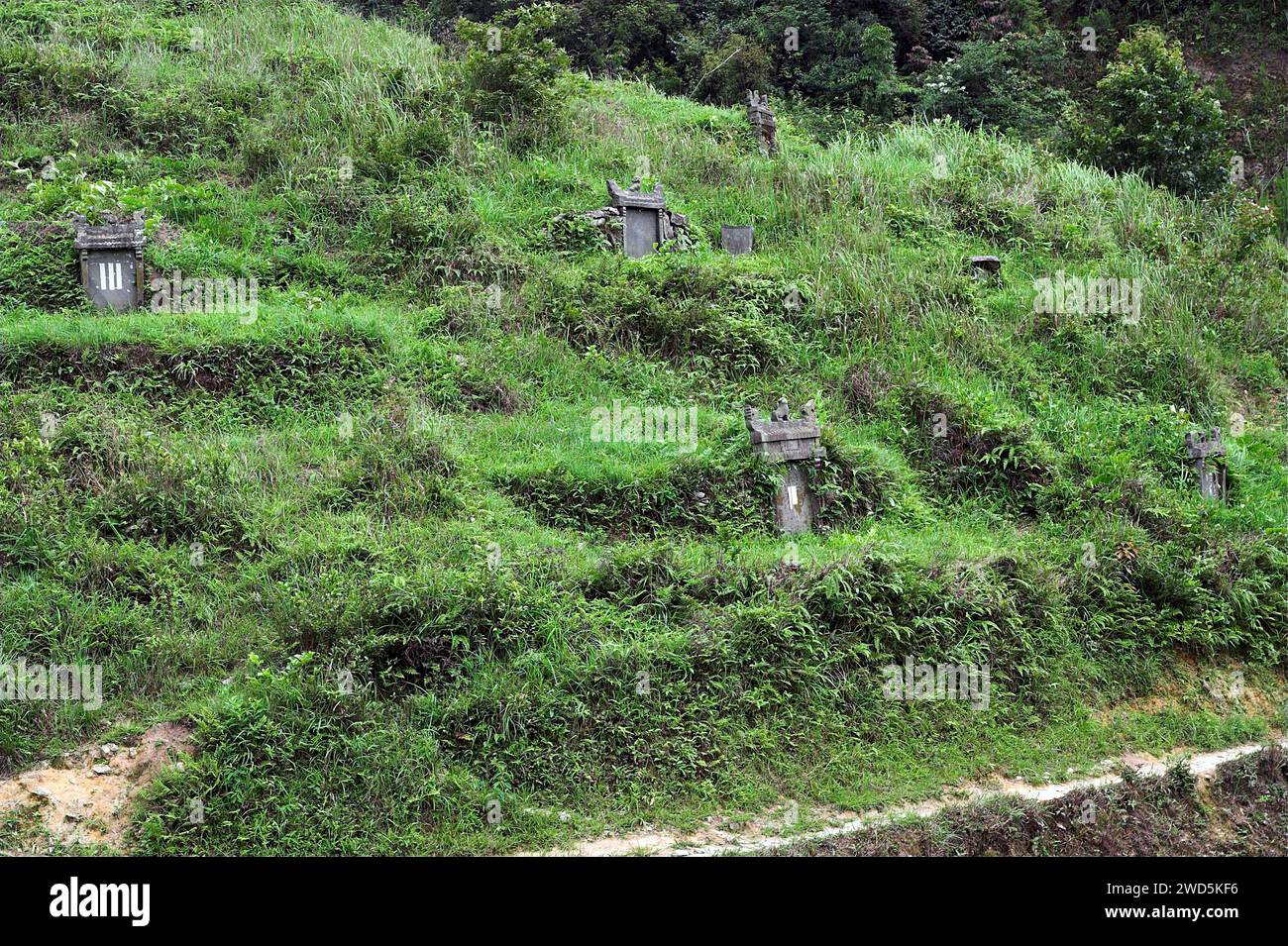 Cementerio chino tradicional hi-res stock photography and images - Alamy