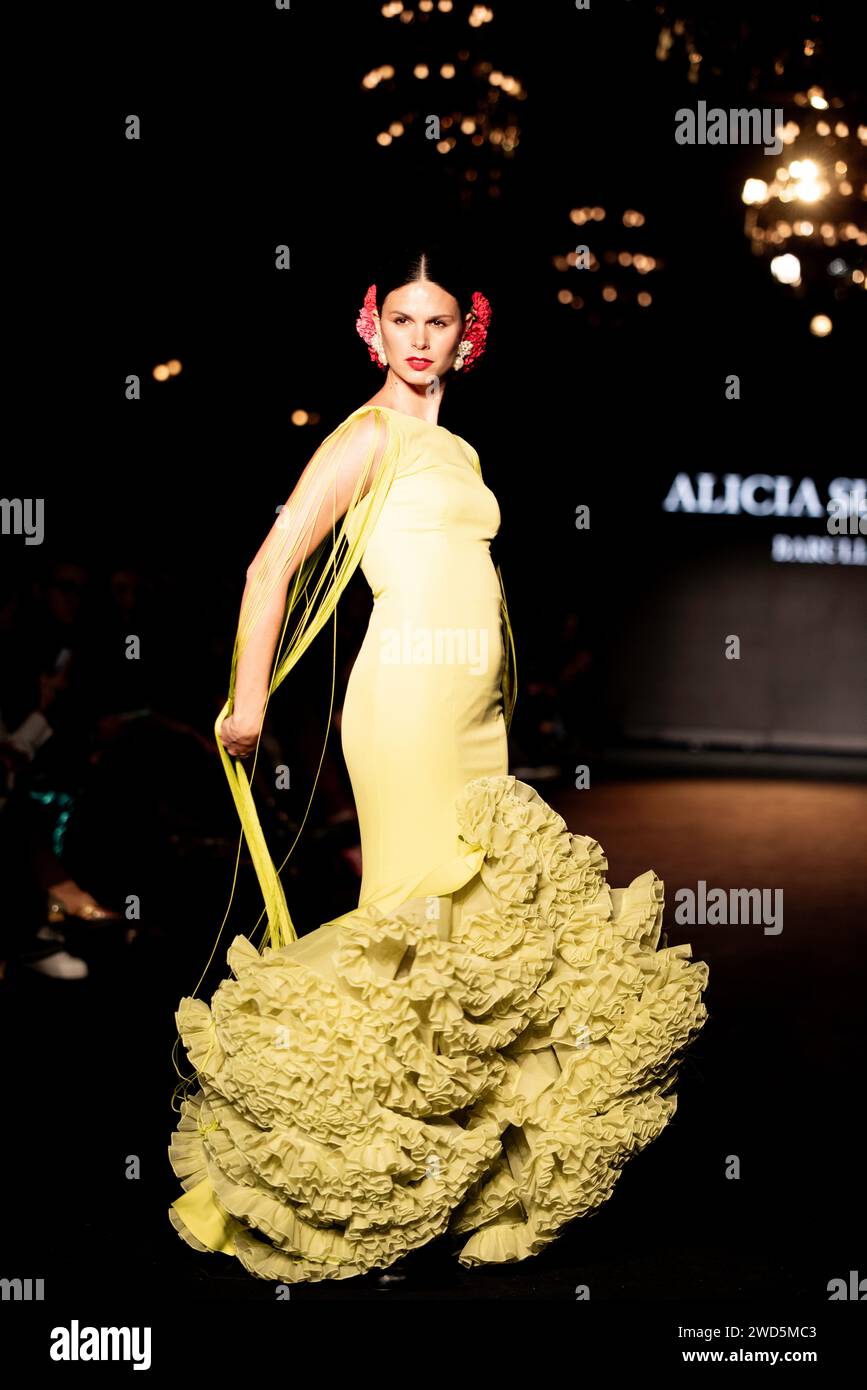 SEVILLA 19/01/2024/ ALICIA SUAREZ PRESENTO SU COLECCIÓN DE TRAJES DE ...