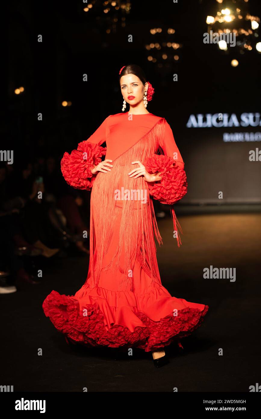 SEVILLA 19/01/2024/ ALICIA SUAREZ PRESENTO SU COLECCIÓN DE TRAJES DE ...