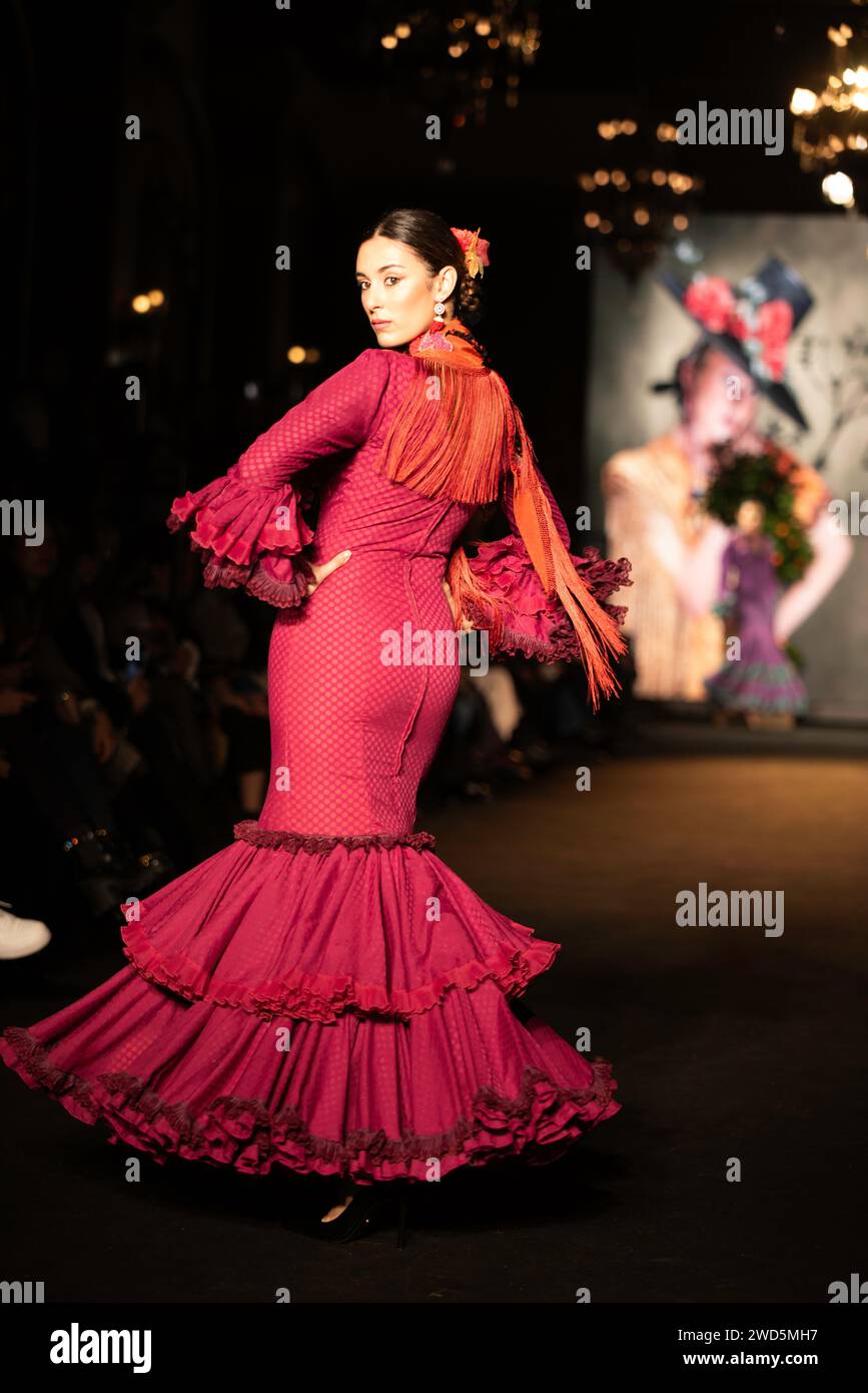 SEVILLA 19/01/2024/ ALICIA SUAREZ PRESENTO SU COLECCIÓN DE TRAJES DE ...