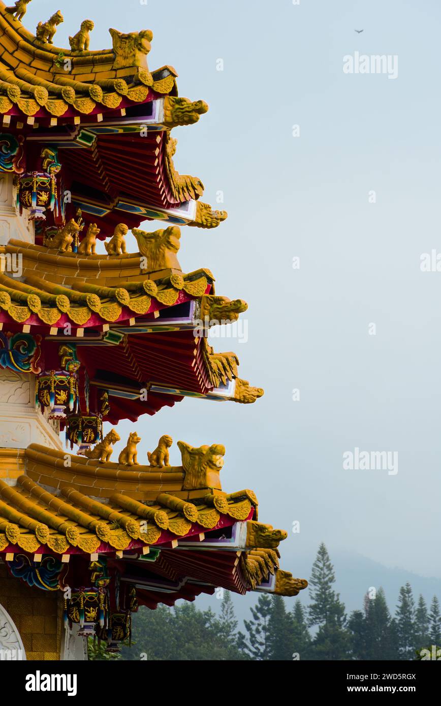 Temple structure and exterior decorations in Taiwan Stock Photo - Alamy