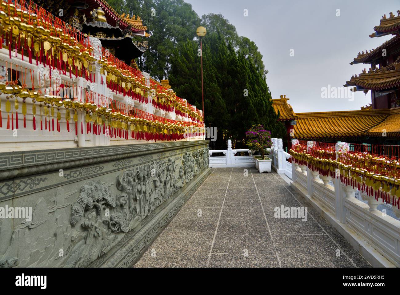 Temple structure and exterior decorations in Taiwan Stock Photo - Alamy