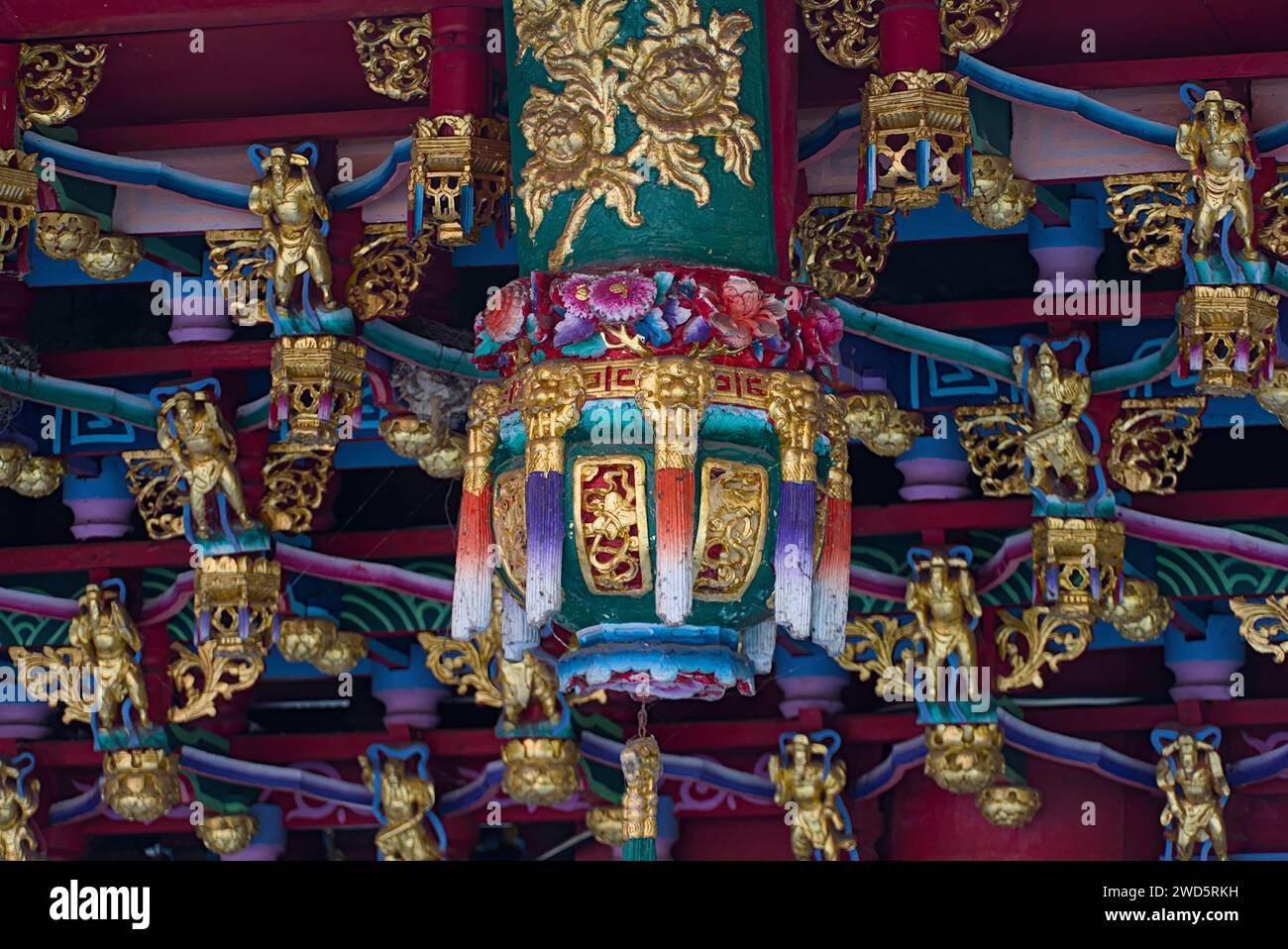 Temple structure and exterior decorations in Taiwan Stock Photo - Alamy