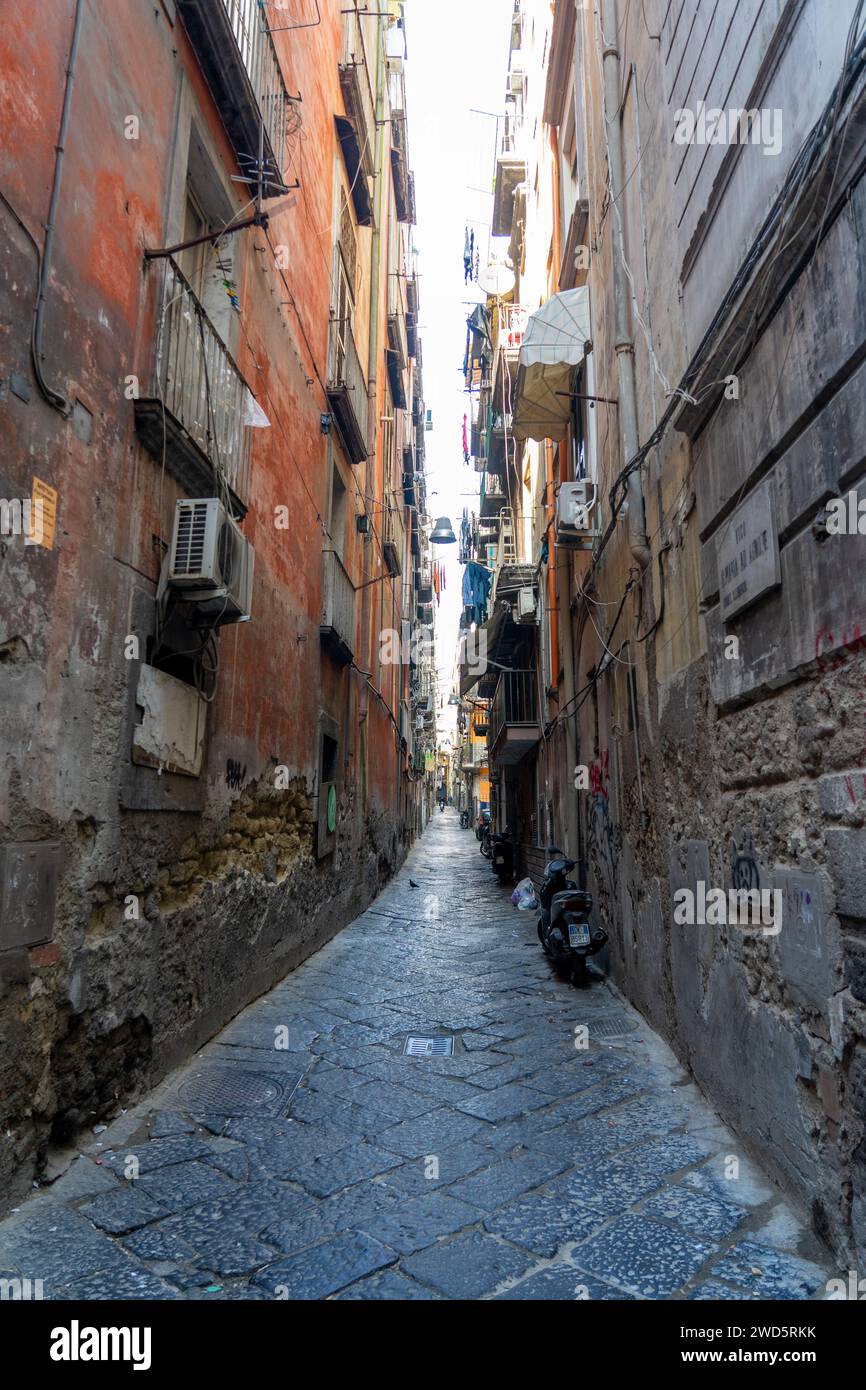 Buildings narrow hi-res stock photography and images - Alamy